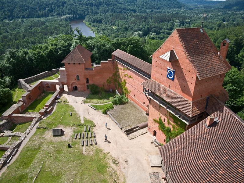 Arhitektūras un pilsētbūvniecības pieminekļi, pilis Latvijā — teorija ...