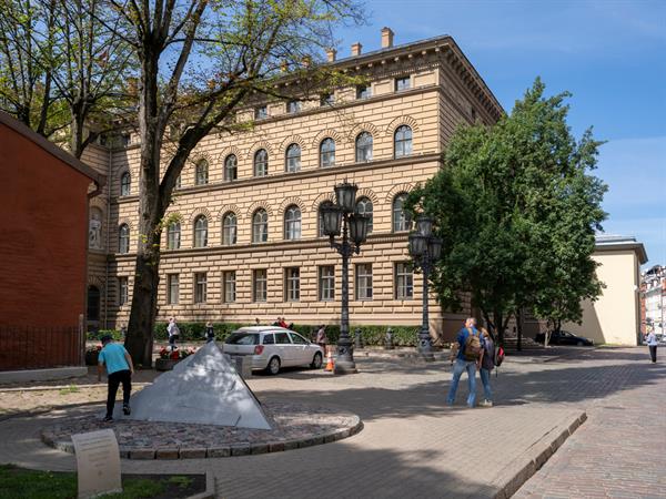 Varas trīs daļas – likumdošanas, izpildvara, tiesu vara — teorija ...